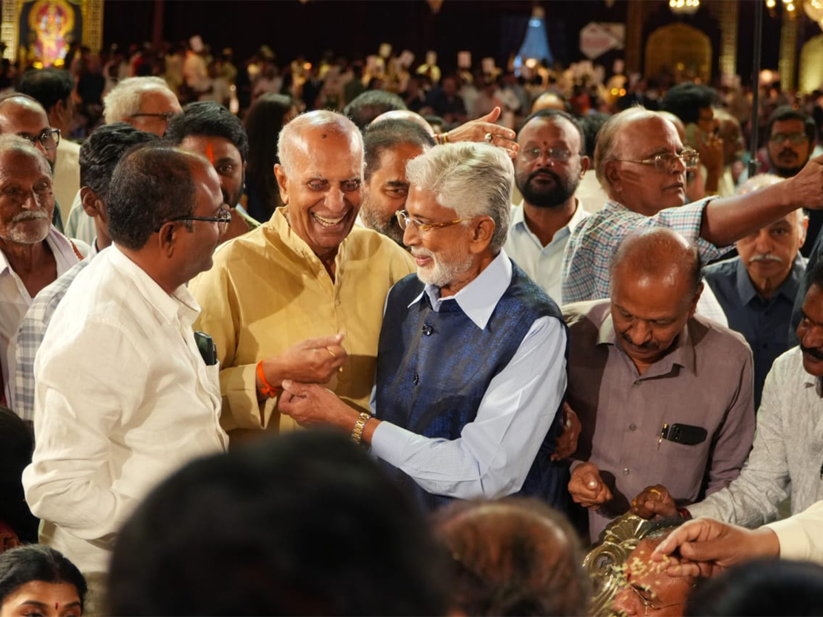 ఫిలిం ఫైనాన్షియర్ బంగారు బాబు కుమారుడి వివాహ వేడుకలో సినీ, రాజకీయ ప్రముఖులు (ఫోటోలు) | Tollywood ...